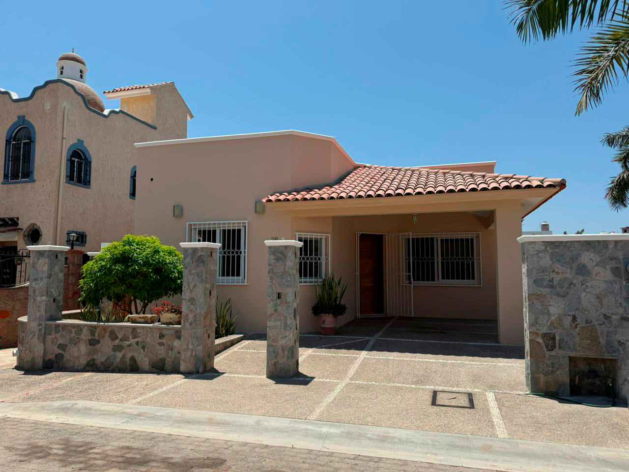 Casa Renata: Residencial Los Mangos - Real Estate
